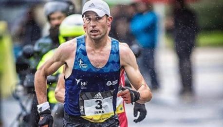 Runner Gives Up Winning Race to Display True Sportsmanship | Tellwut.com